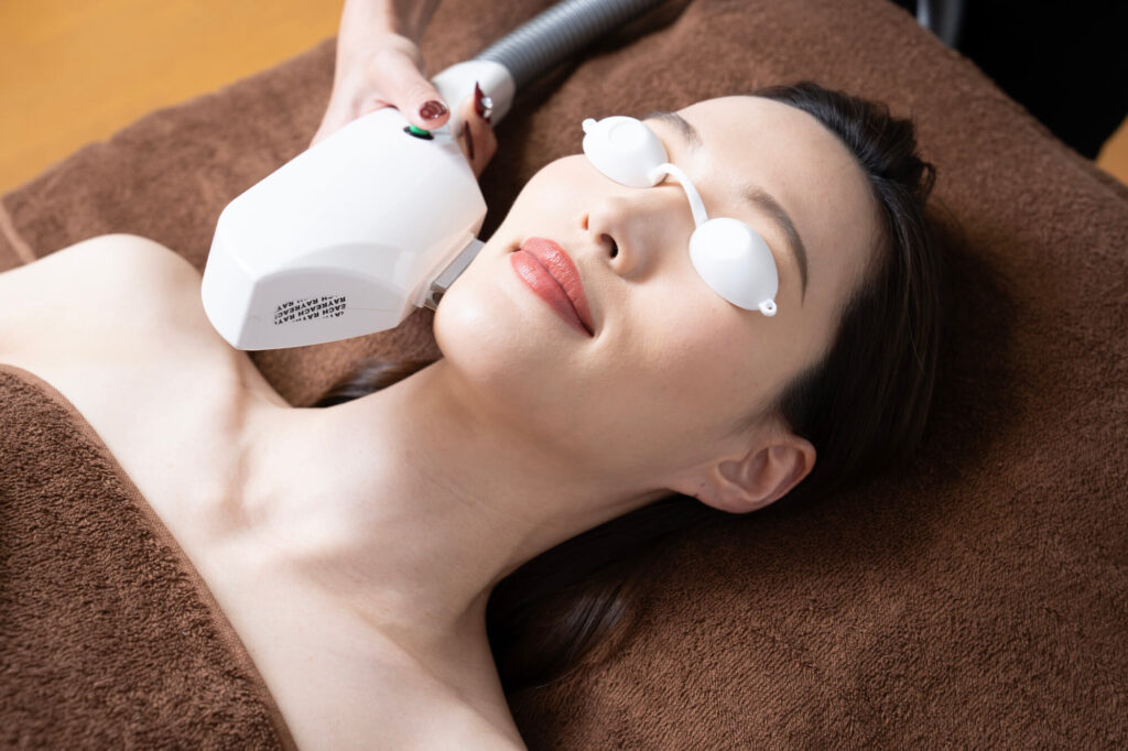 LED脱毛とは？特徴や仕組み、レーザー脱毛との違いを解説